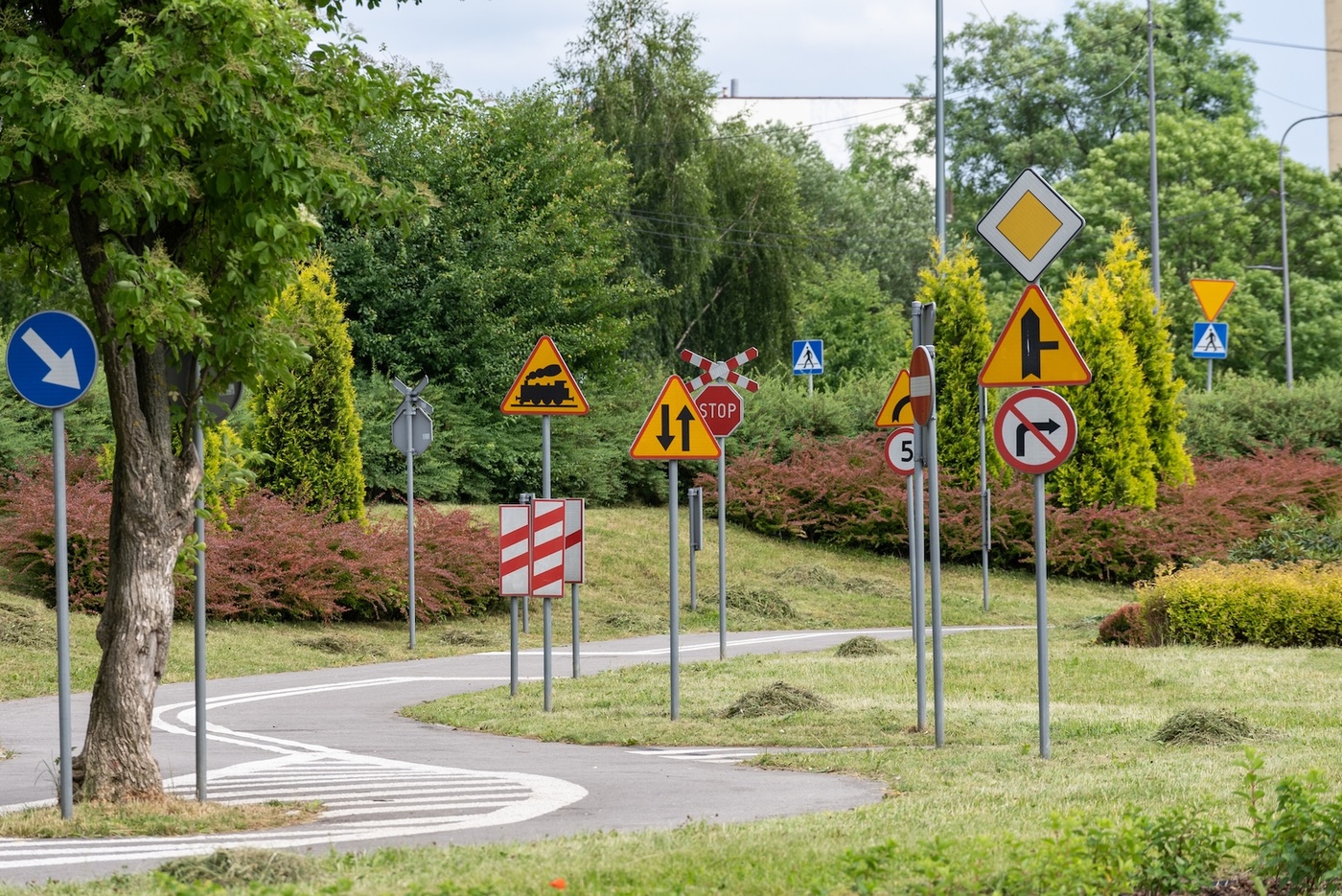 Znaki drogowe z opisem - sprawdź jak wyglądają i co znaczą | OTOMOTO News