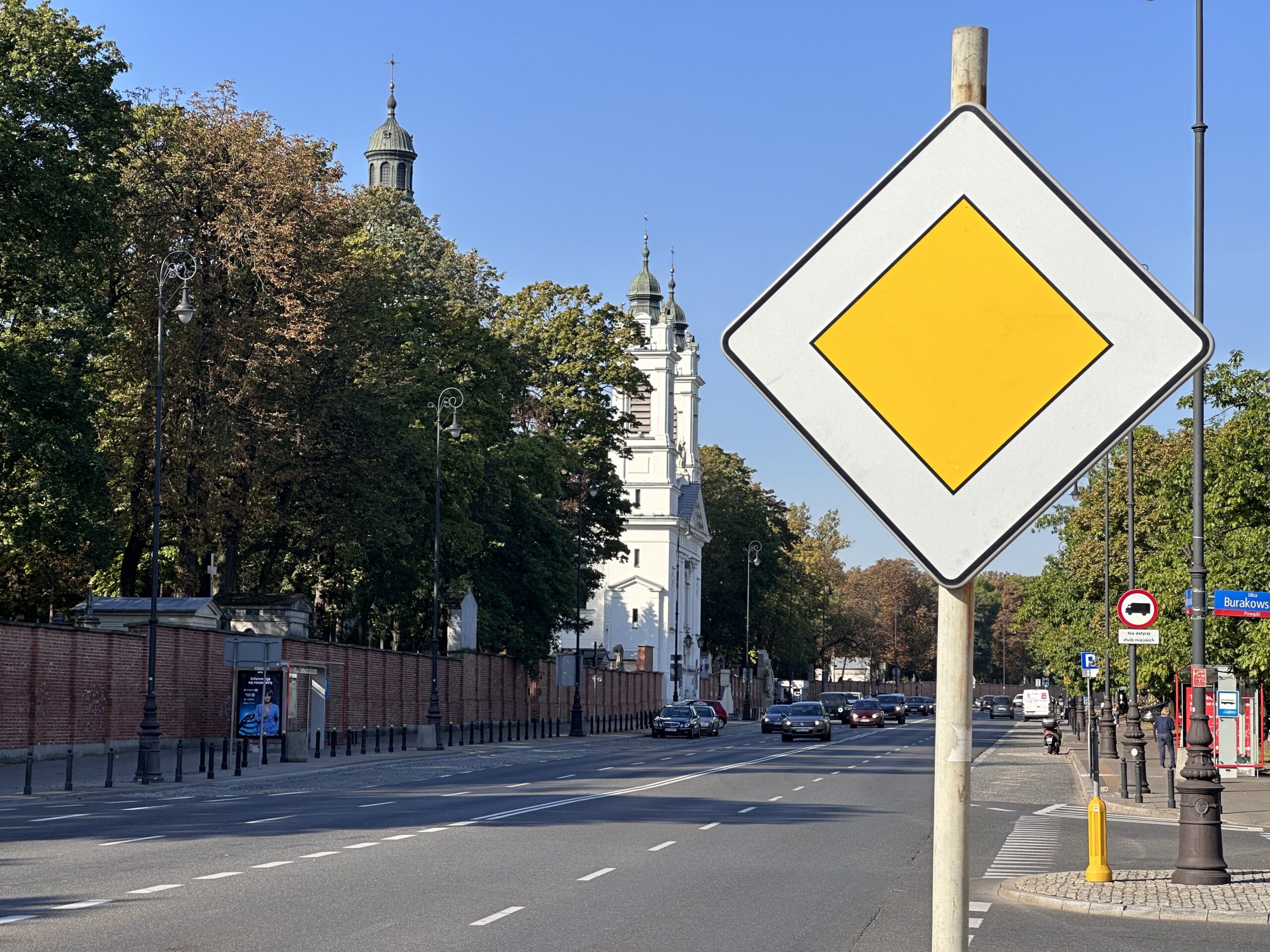 Droga z pierwszeństwem przejazdu — jak wygląda znak?