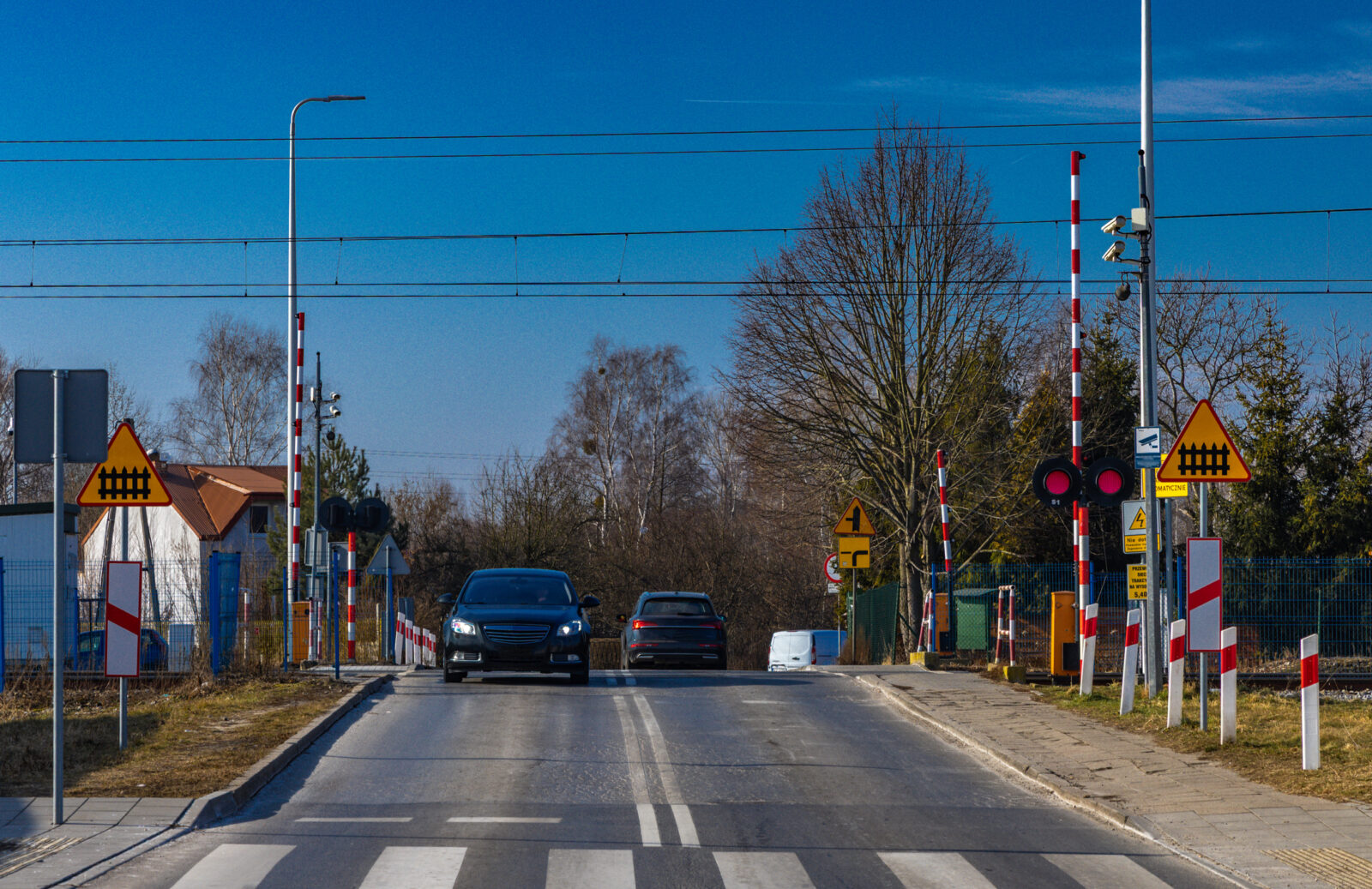 Kamera na przejeździe kolejowym – te wykroczenia rejestruje | OTOMOTO News